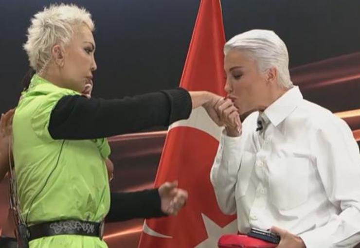 Akkaya, Seyhan Soylu'nun elini öptü