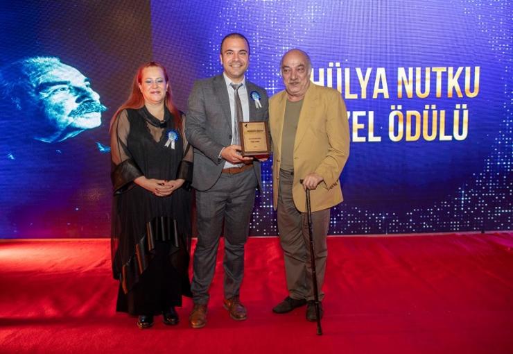 İzmir Şehir Tiyatroları’na 6 dalda “Özdemir Nutku” ödülü